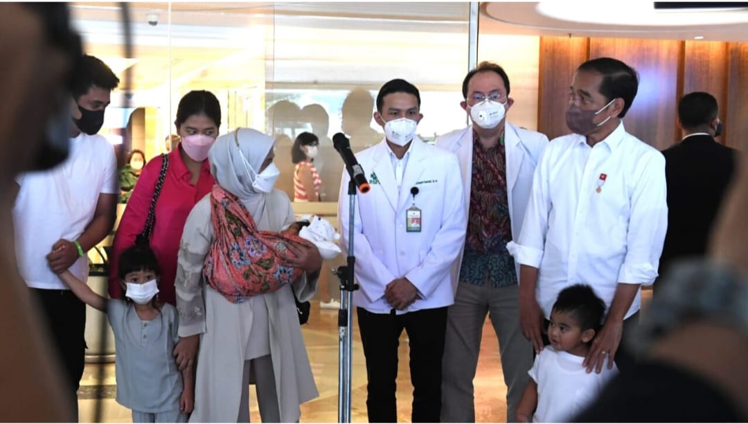 Presiden Jokowi dan Ibu Iriana Jemput Cucu Kelima Bobby Nasution dan Kahiyang Ayu